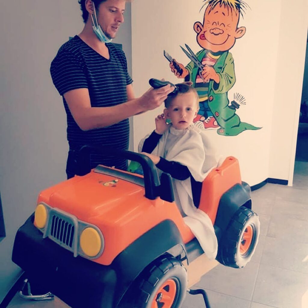 Geduldige kapper die uw kind geruststelt | Studio M